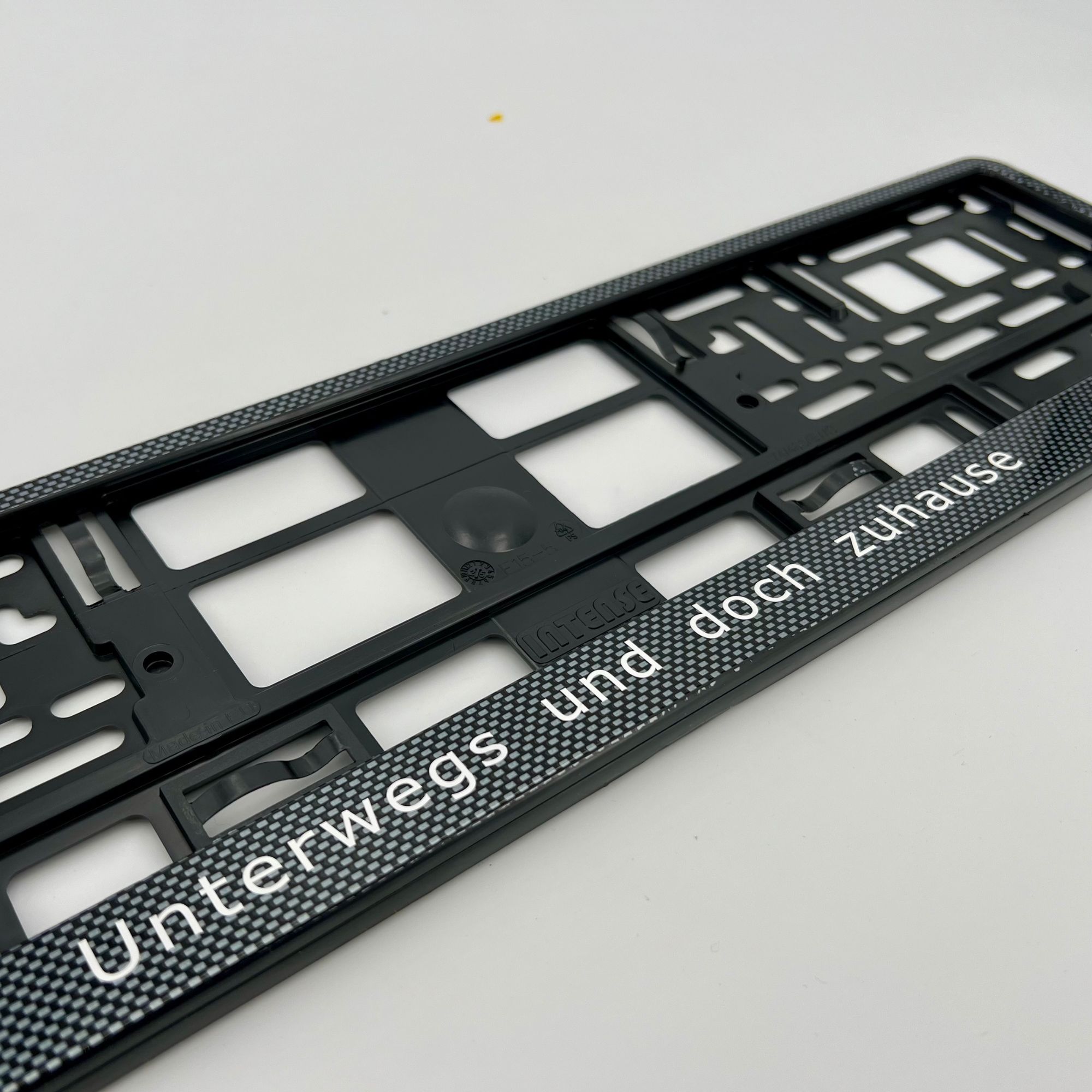 Kennzeichenhalter im Carbon-Look mit Wunschtext | Individuell & Hochw